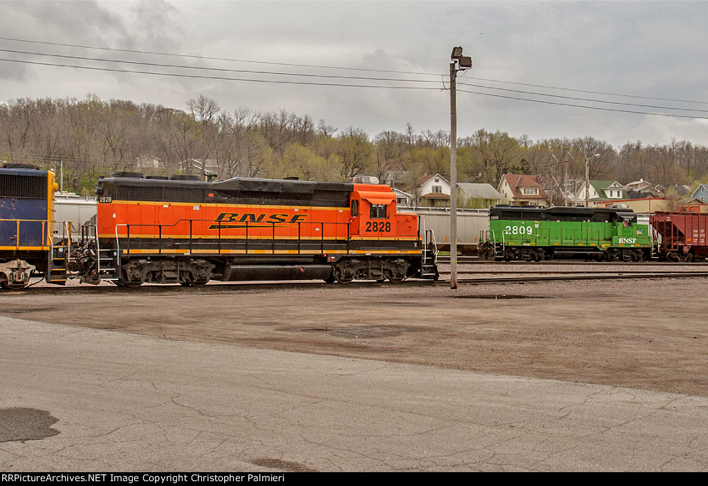 BNSF 2828 and BNSF 2809